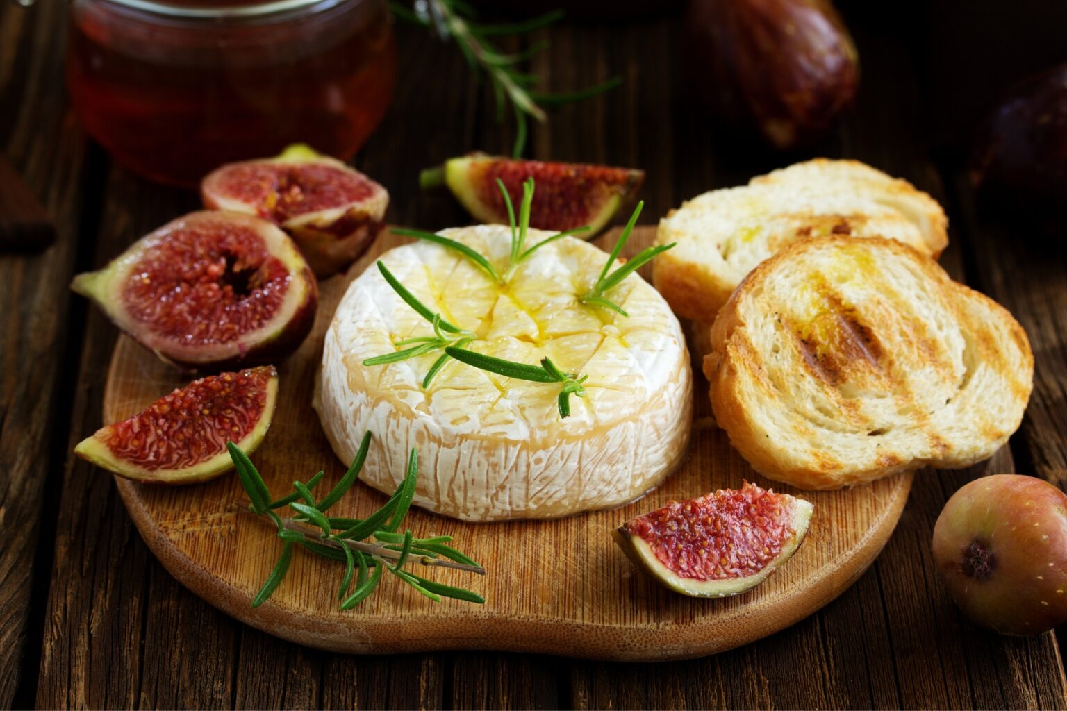 What To Serve With Baked Brie - 35+ Great Ideas - West Coast Kitchen Garden